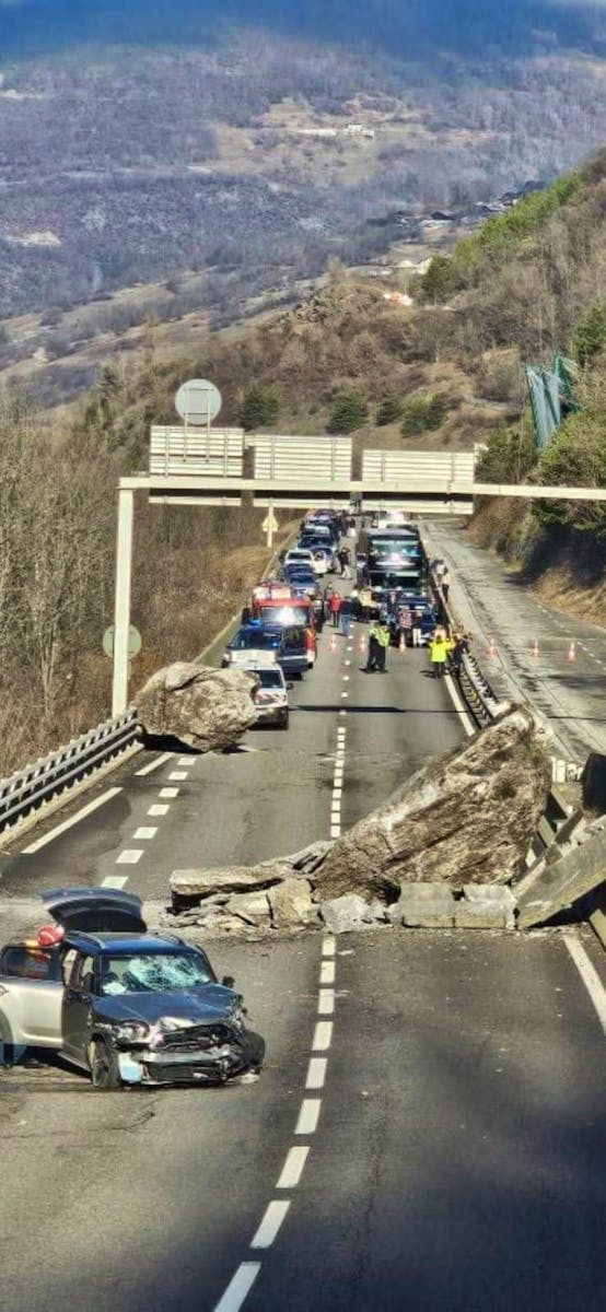 Riesige Felsbrocken donnern auf Strasse – Skigebiete abgeschnitten