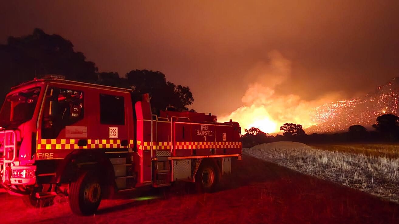 Victorians urged to leave home amid bushfire warnings, while storms hit ...