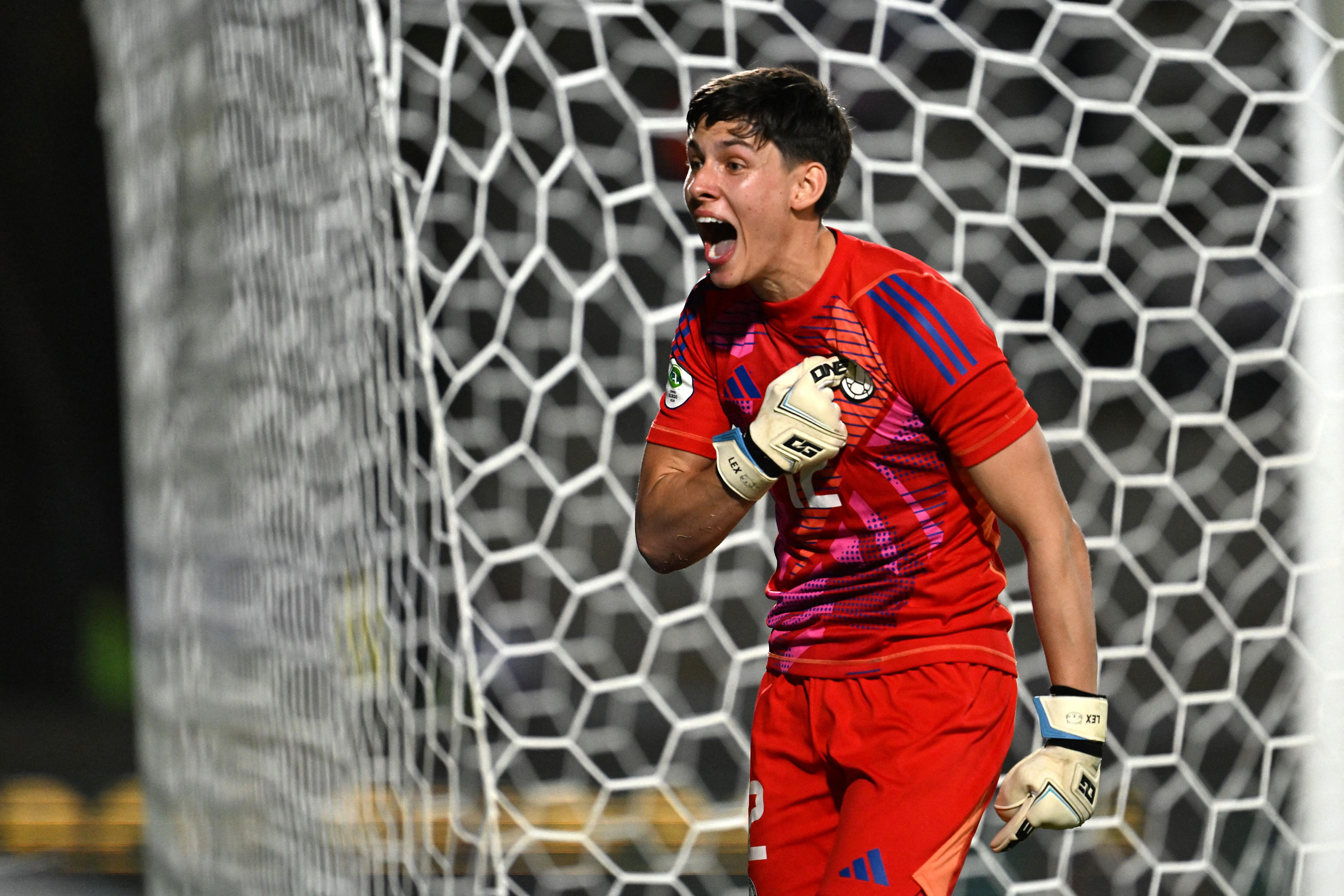 Alexéi Rojas renovó su contrato con Arsenal