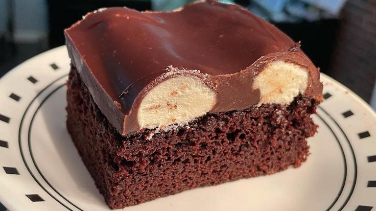How Does Michigan's Iconic Bumpy Cake Get Its Signature Look