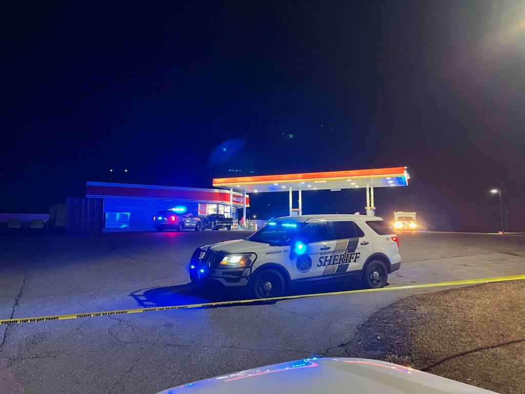 Gas station clerk shot & killed, search for gunman underway in Harvest