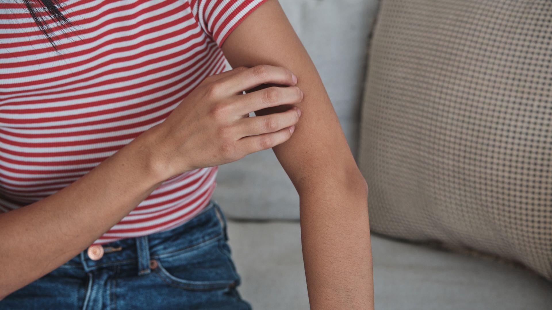 It's tough to resist scratching an itch — and evolution may be to blame