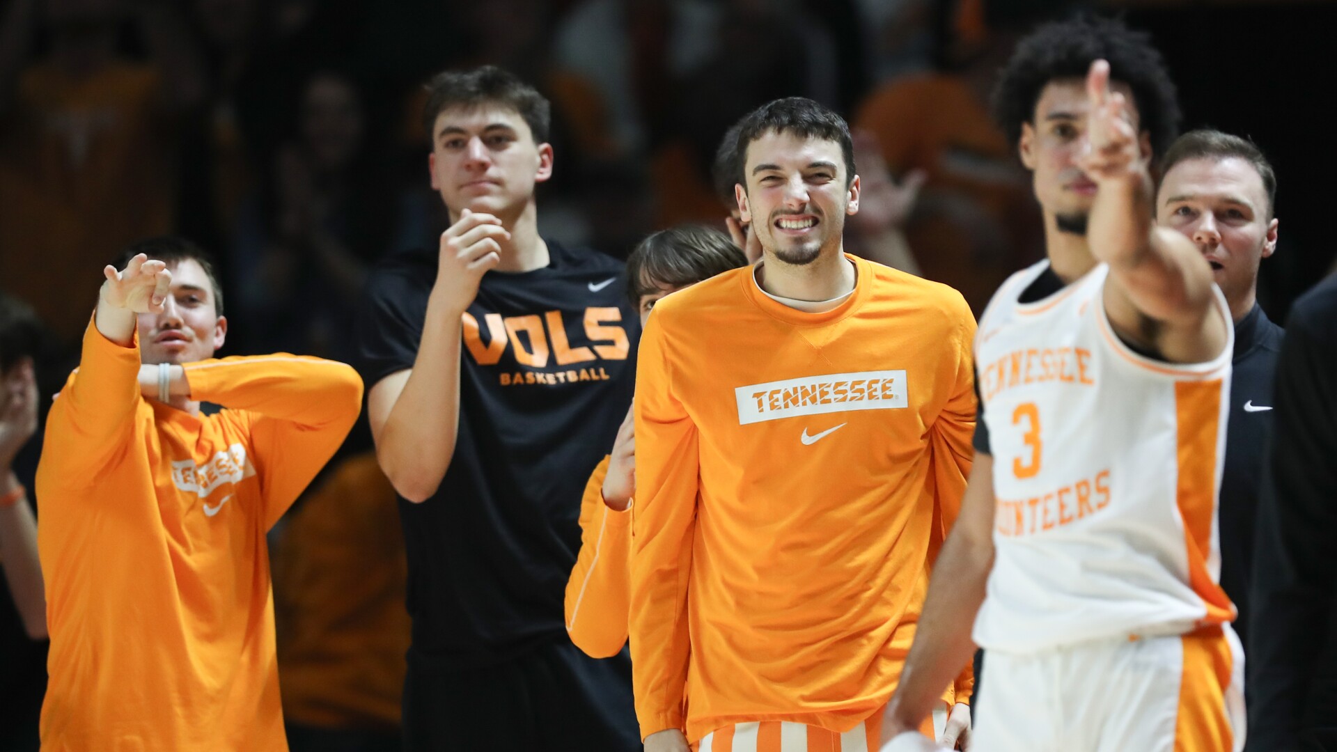 Chaz Lanier, Jordan Gainey, shorthanded No. 8 Tennessee beat No. 5 ...