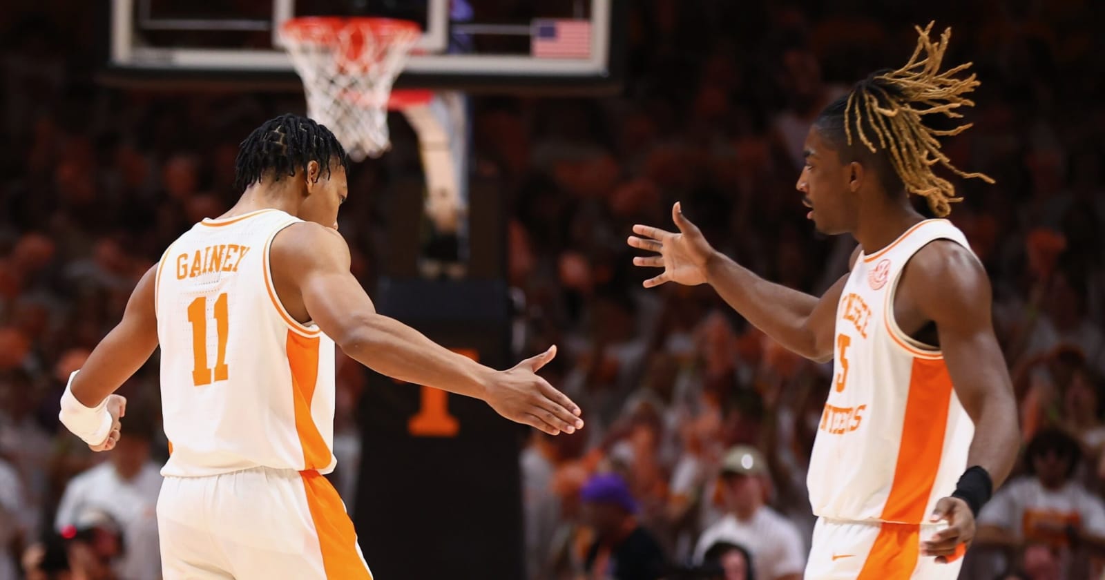 No. 8 Tennessee dominates No. 5 Florida 64-44 without Zakai Zeigler ...