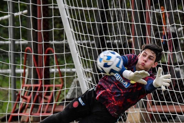 ¿Renovado? Arsenal definió el futuro de Alexei Rojas en Inglaterra