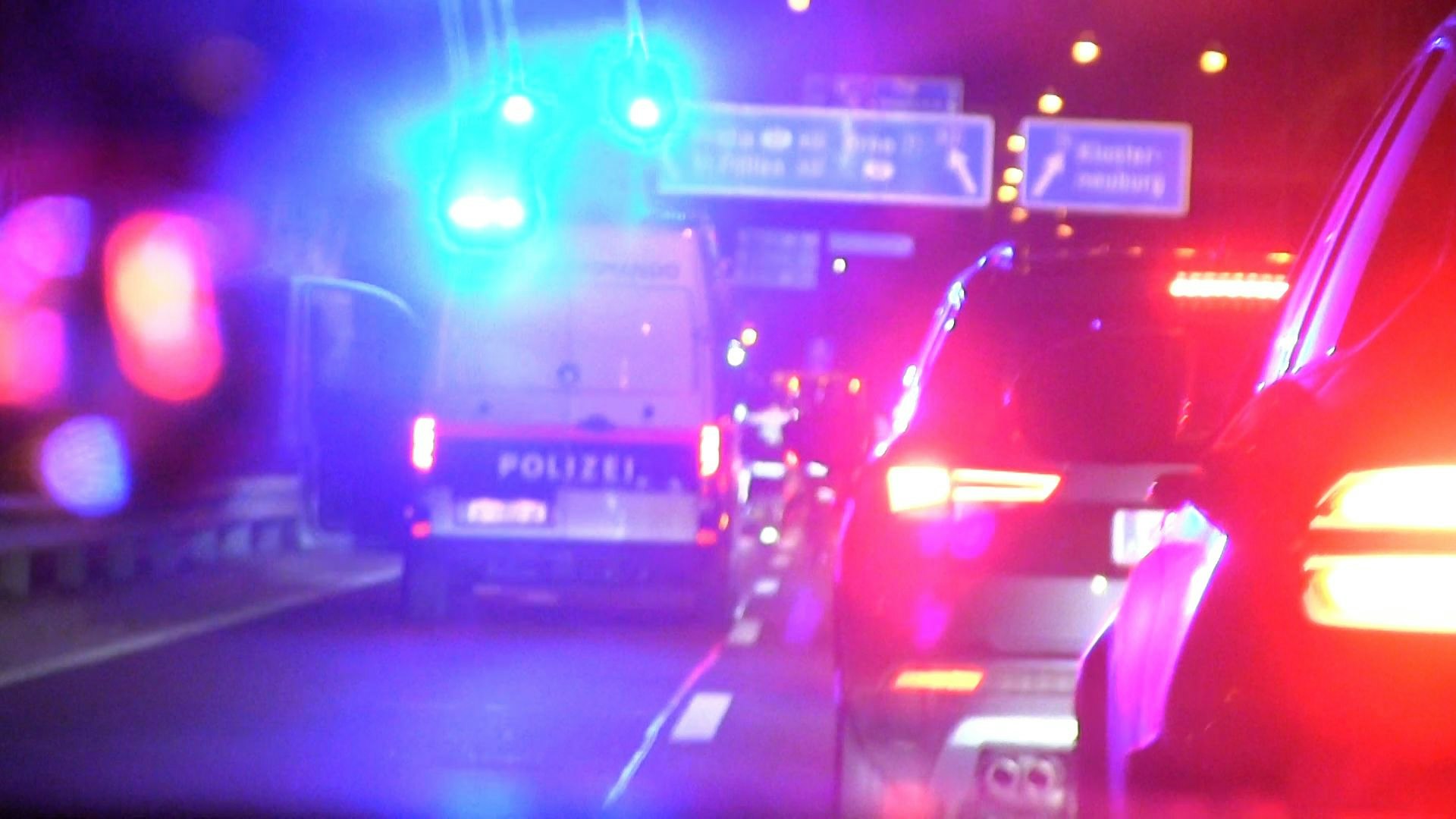 Wiener steigen aus Auto und werden von Fahrzeug erfasst