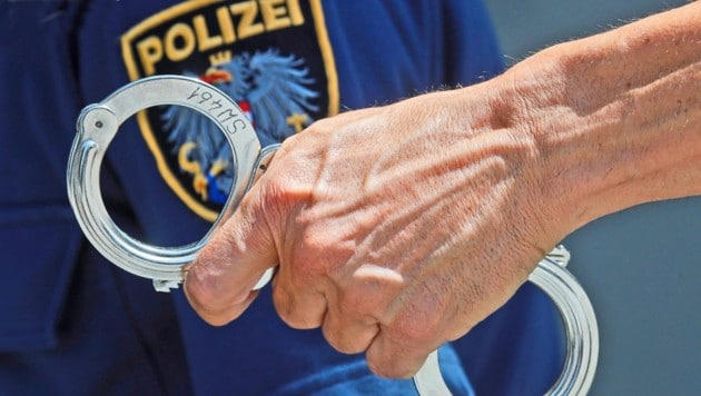 Tobender trat Beamtin mit voller Wucht in Rücken