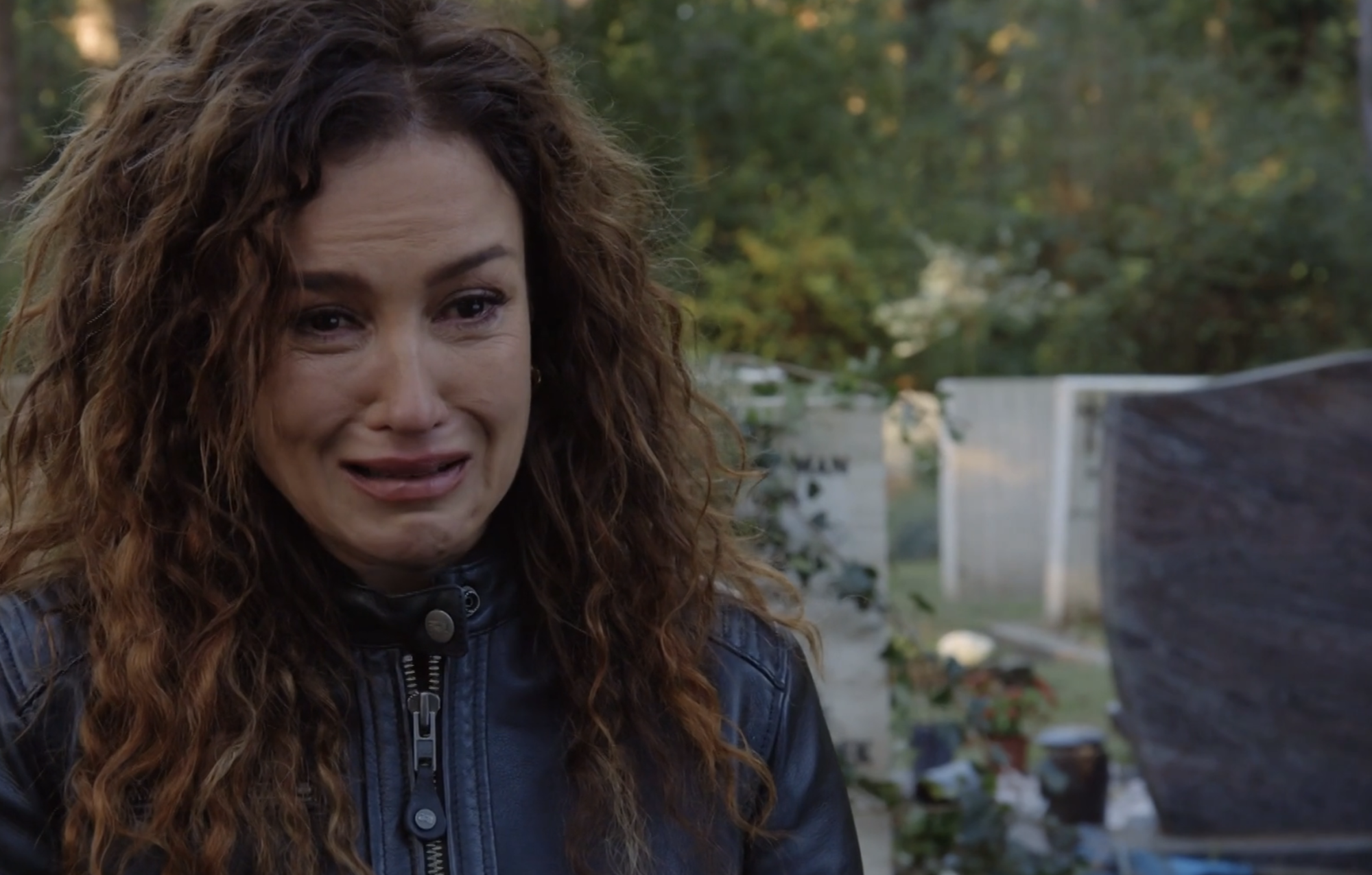 Jessica Harmsen in tranen bij graf oom Govert in maandtrailer GTST