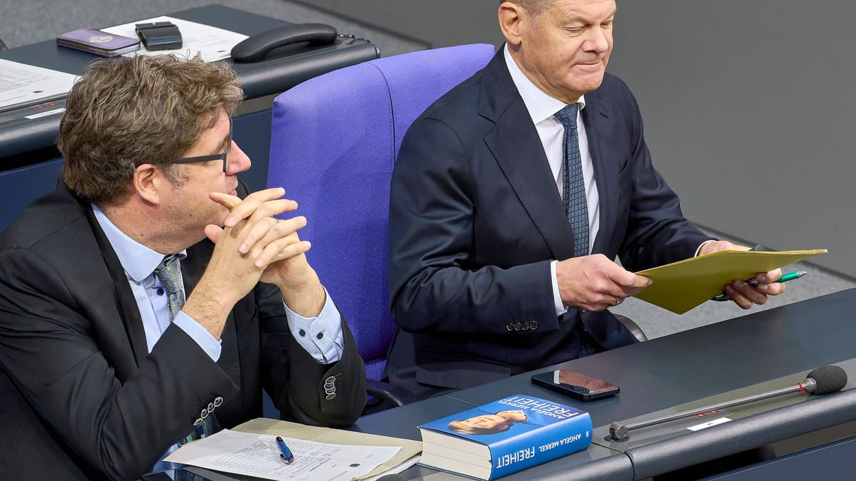 Bundestag: Merkel-Buch auf Regierungsbank – Grünen-Politiker äußert sich