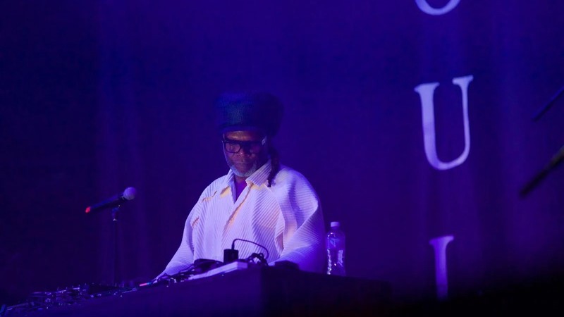 Tkzee and Soul II Soul's epic stage presence has concert-goers dancing ...