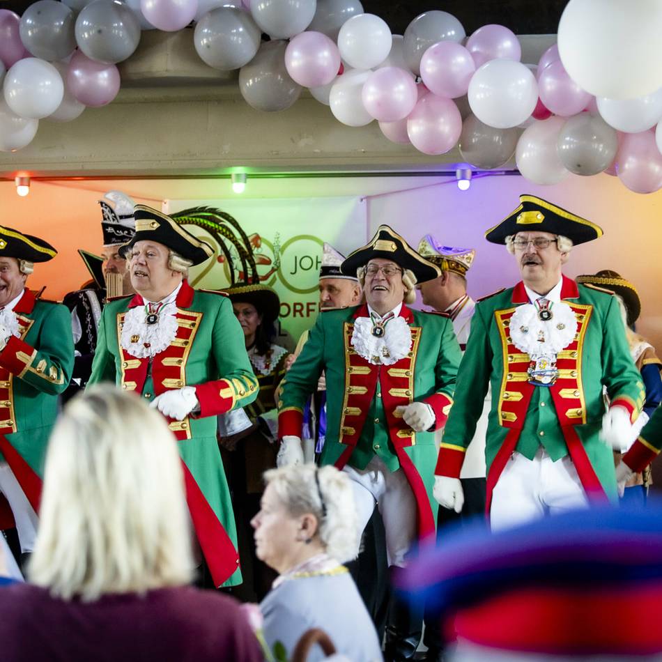 Ein närrischer Saal voller Prinzen und Prinzessinnen