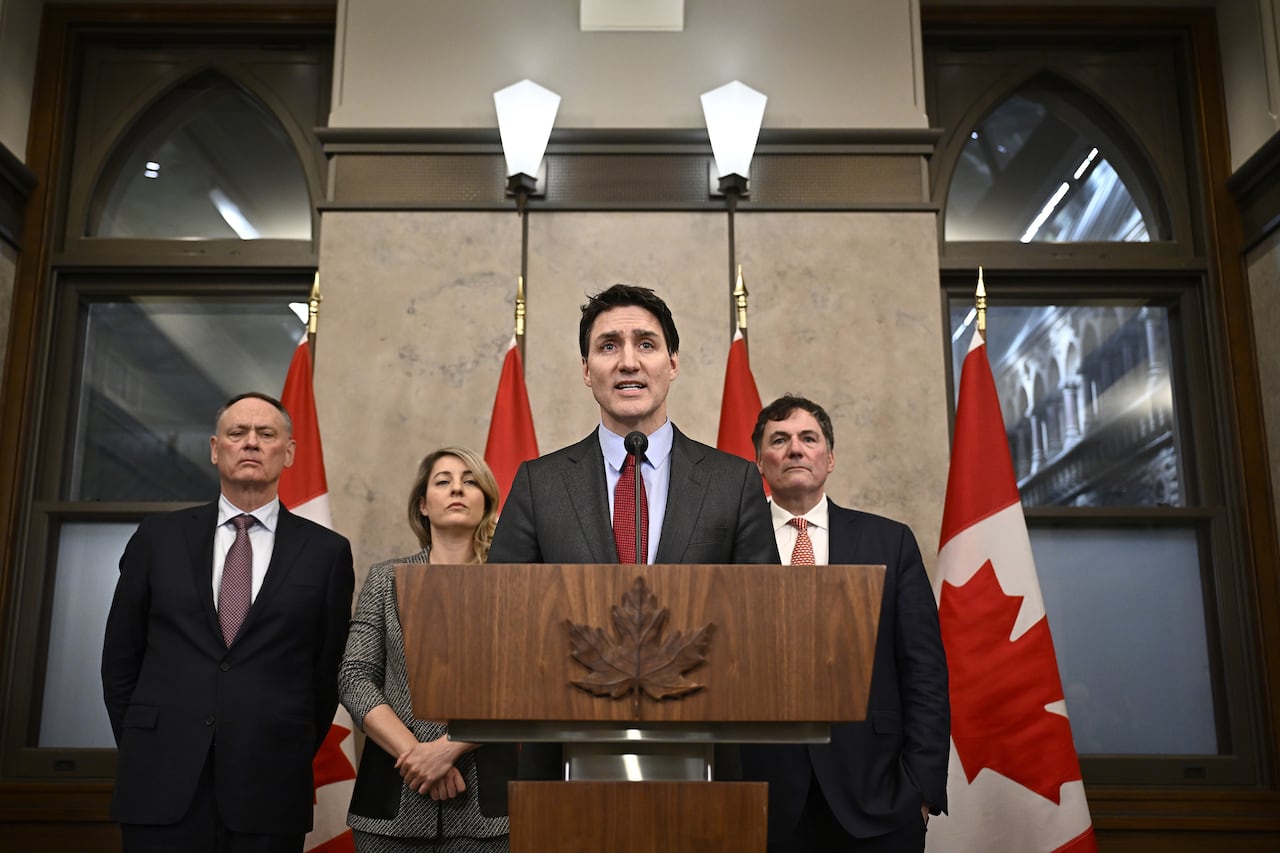Trudeau hits back at the U.S. with big tariffs after Trump launches a ...