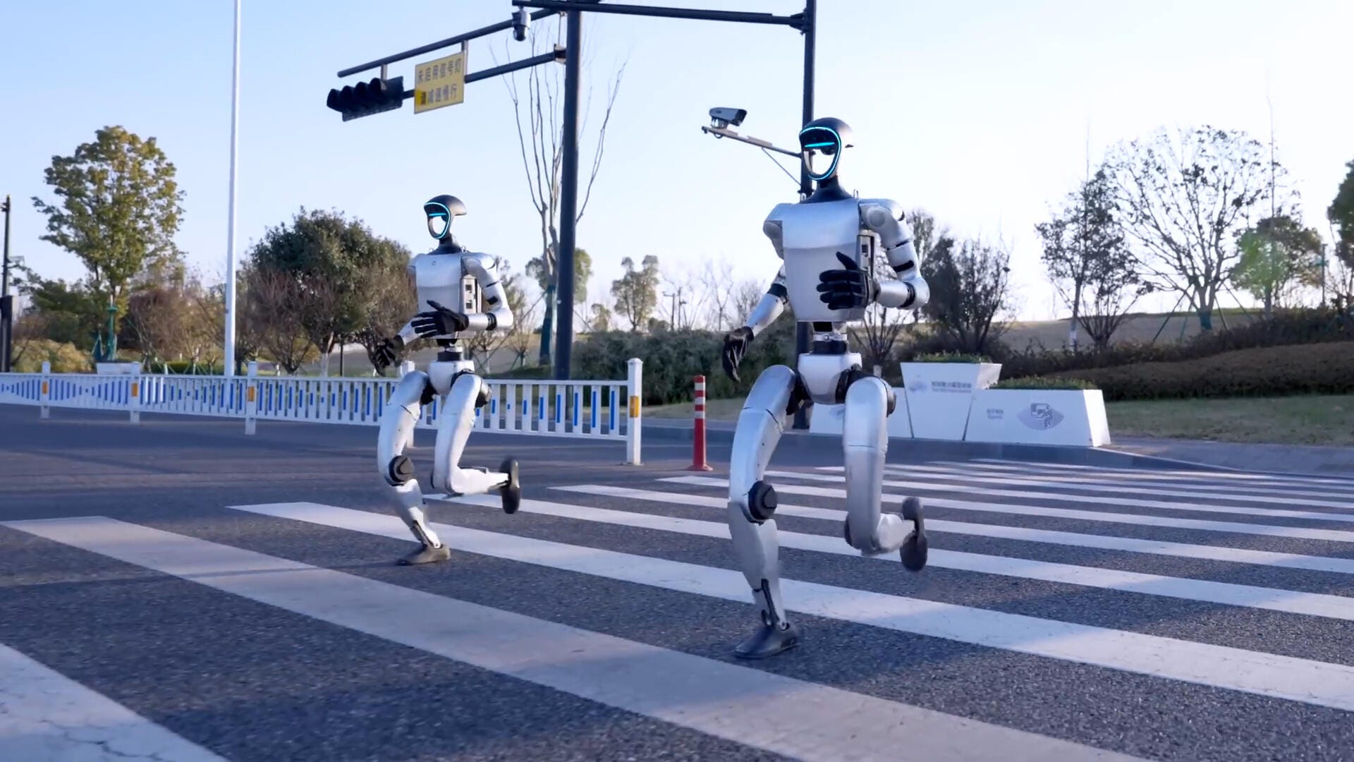 Unitree's G1 Humanoid Robots Shown Running in New Video