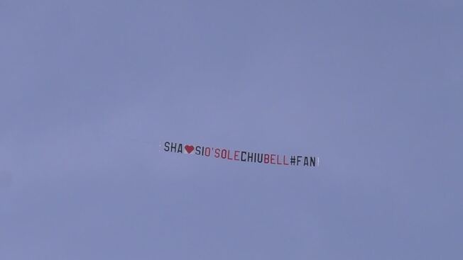 Un aereo con uno striscione in napoletano per Shaila Gatta