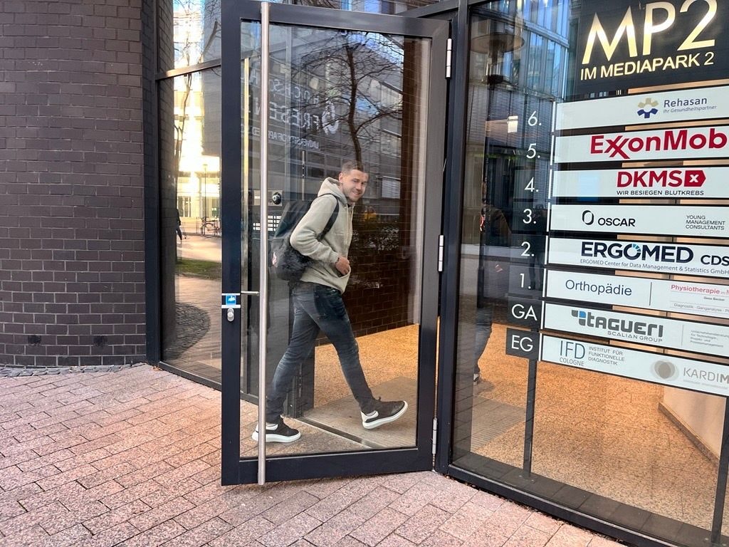 Erstes Foto!: FC bekommt neuen Stürmer – hier kommt Rondic zum Medizincheck