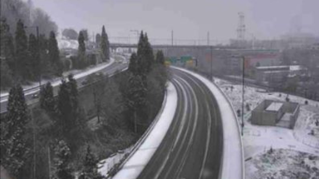 LIVE UPDATES: Snow falling in Seattle area, WA lowlands