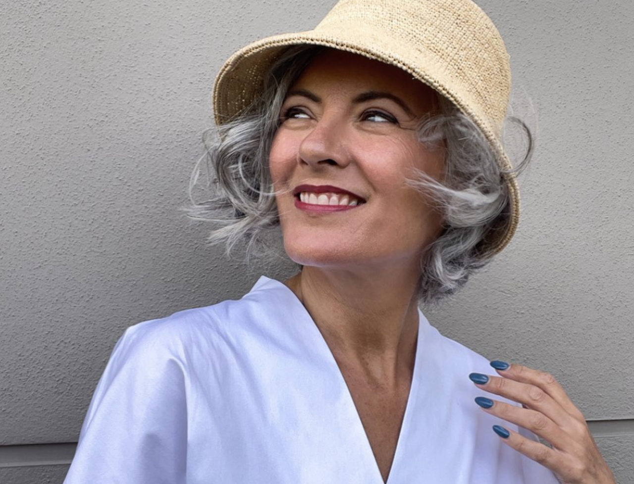 En doudoune, cette sublime modeuse aux cheveux gris rend ce vêtement ...