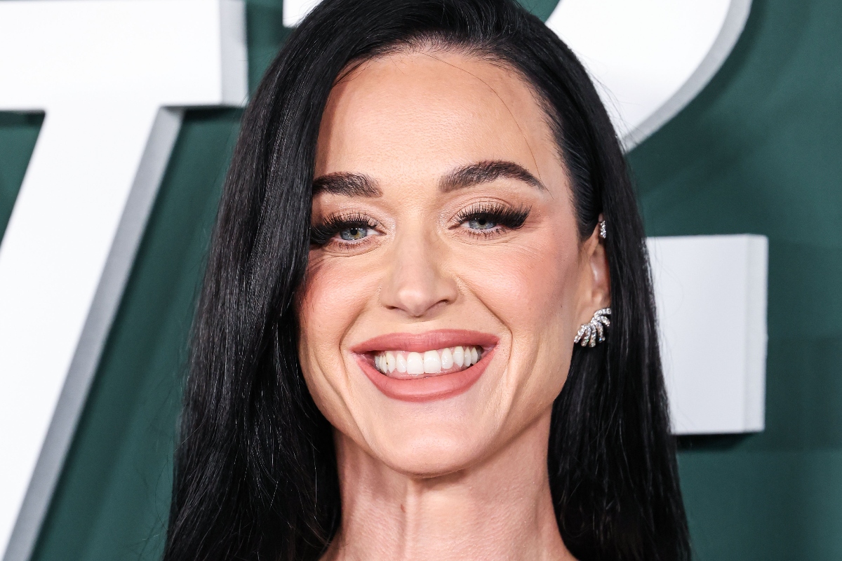 Katy Perry's Face Hit by Electric Sparks While Signing Autographs in ...