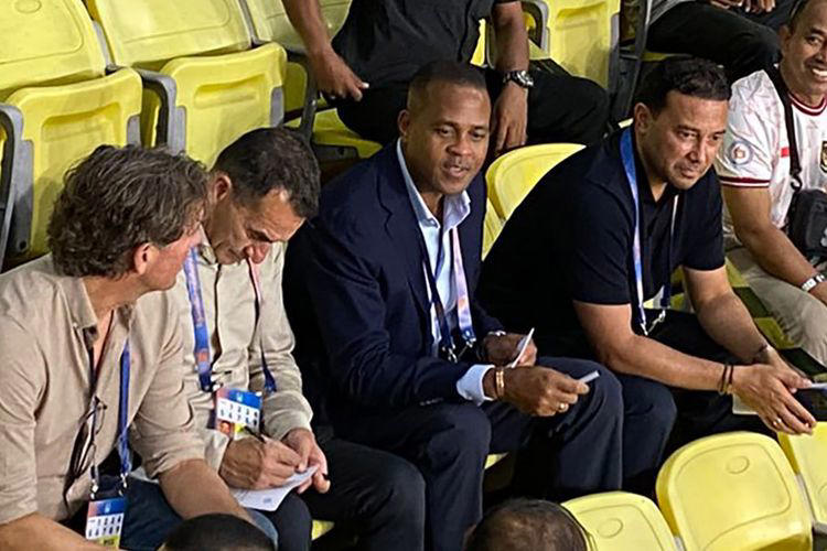 Pelatih Timnas Indonesia Patrick Kluivert Tepuk Tangan saat Rayhan ... Pelatih Timnas Indonesia Patrick Kluivert Tepuk Tangan saat Rayhan ...