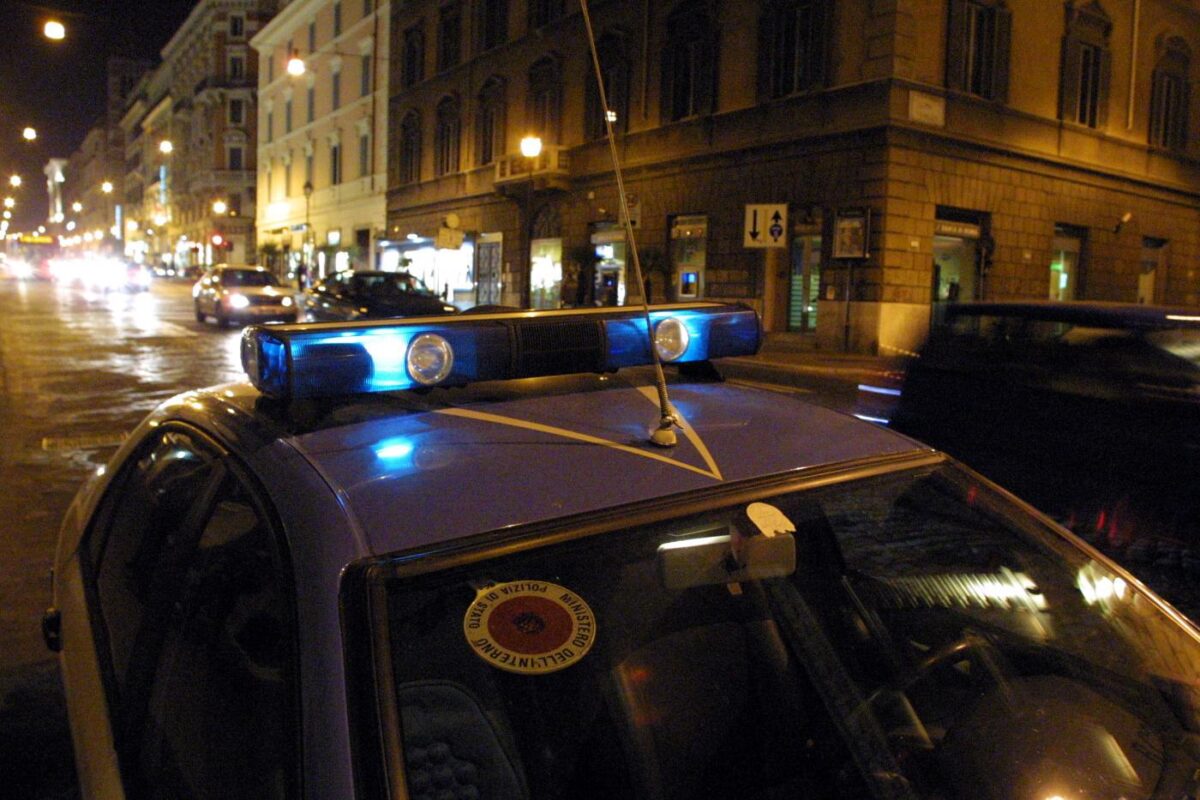 Roma, 16enne ferito con coltellata in tentativo di rapina