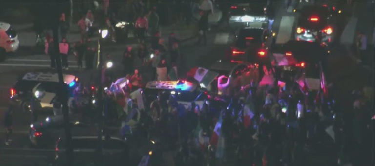 A dispersal order was issued for Anti-ICE protesters blocking freeway ...