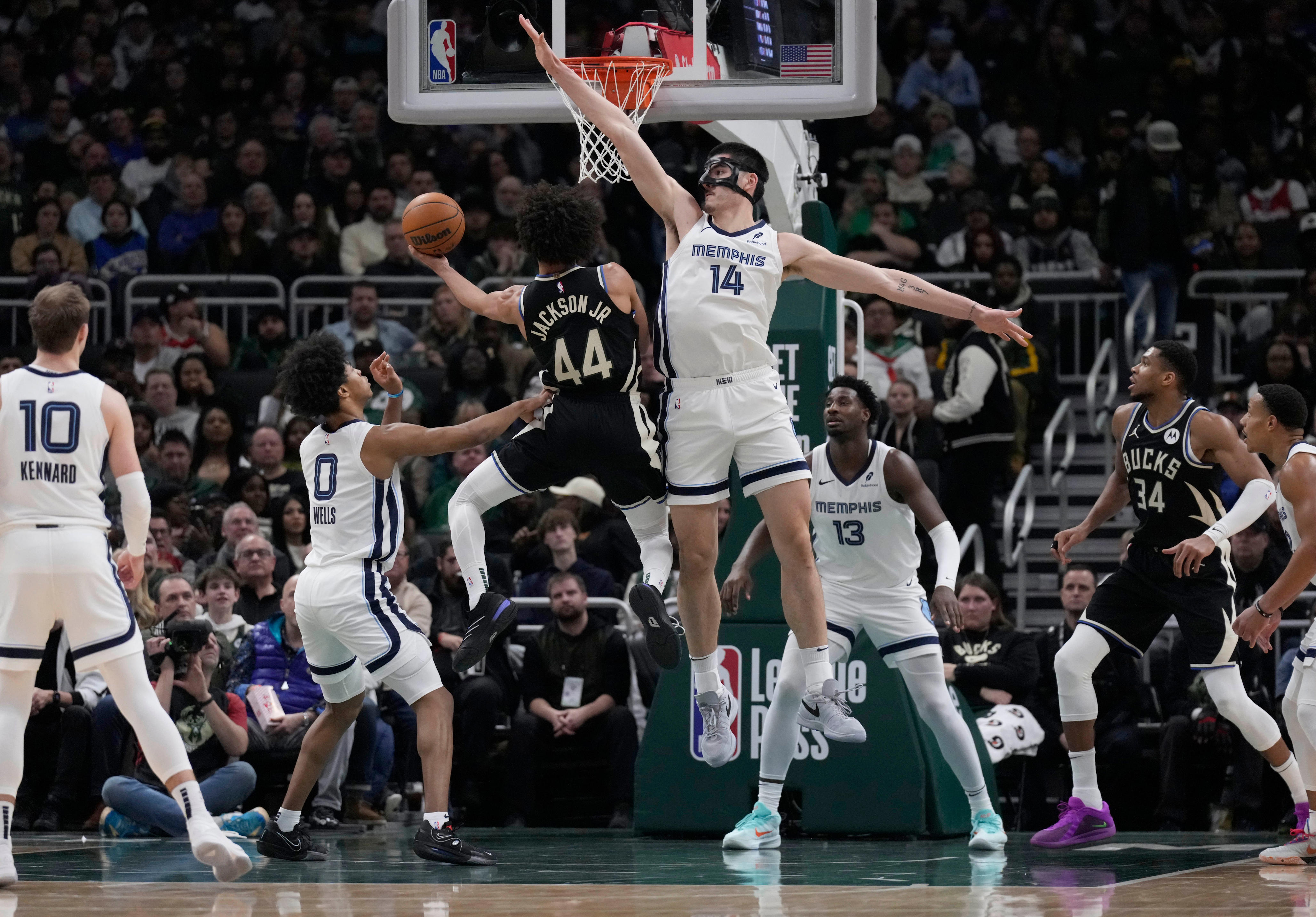 How many points did Zach Edey score tonight? Grizzlies vs Bucks box score