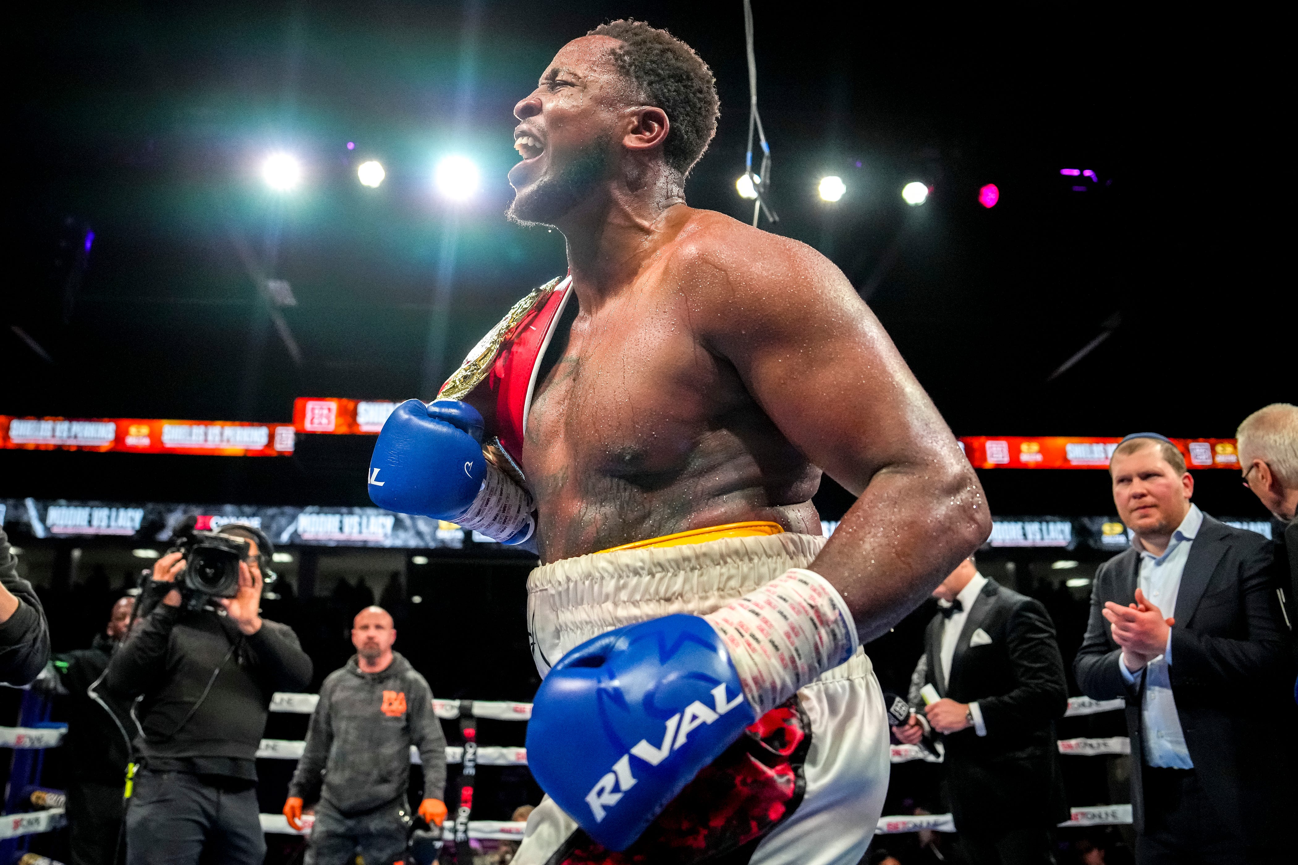 Claressa Shields vs Danielle Perkins boxing fight: Shields wins ...