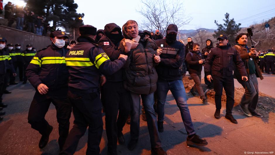 Georgia: Police arrest two opposition leaders amid protests