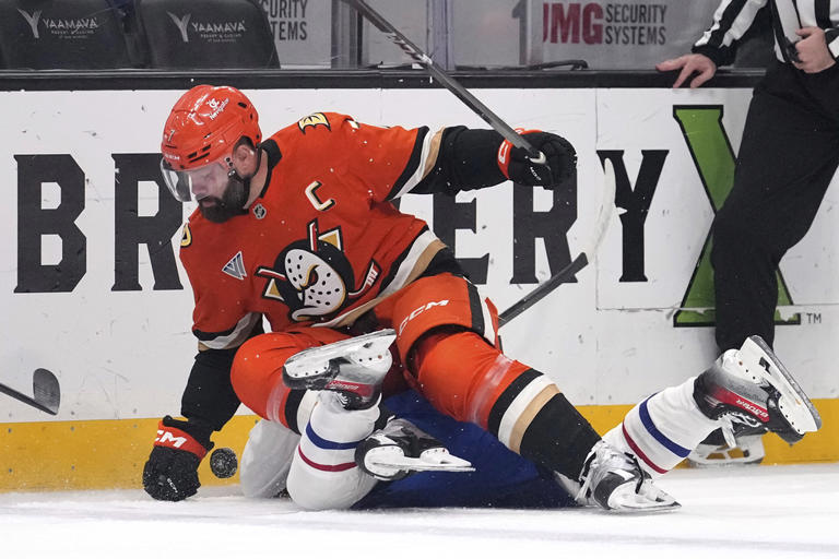 Alex Killorn leads the Anaheim Ducks' rally for a 3-2 win over the ...