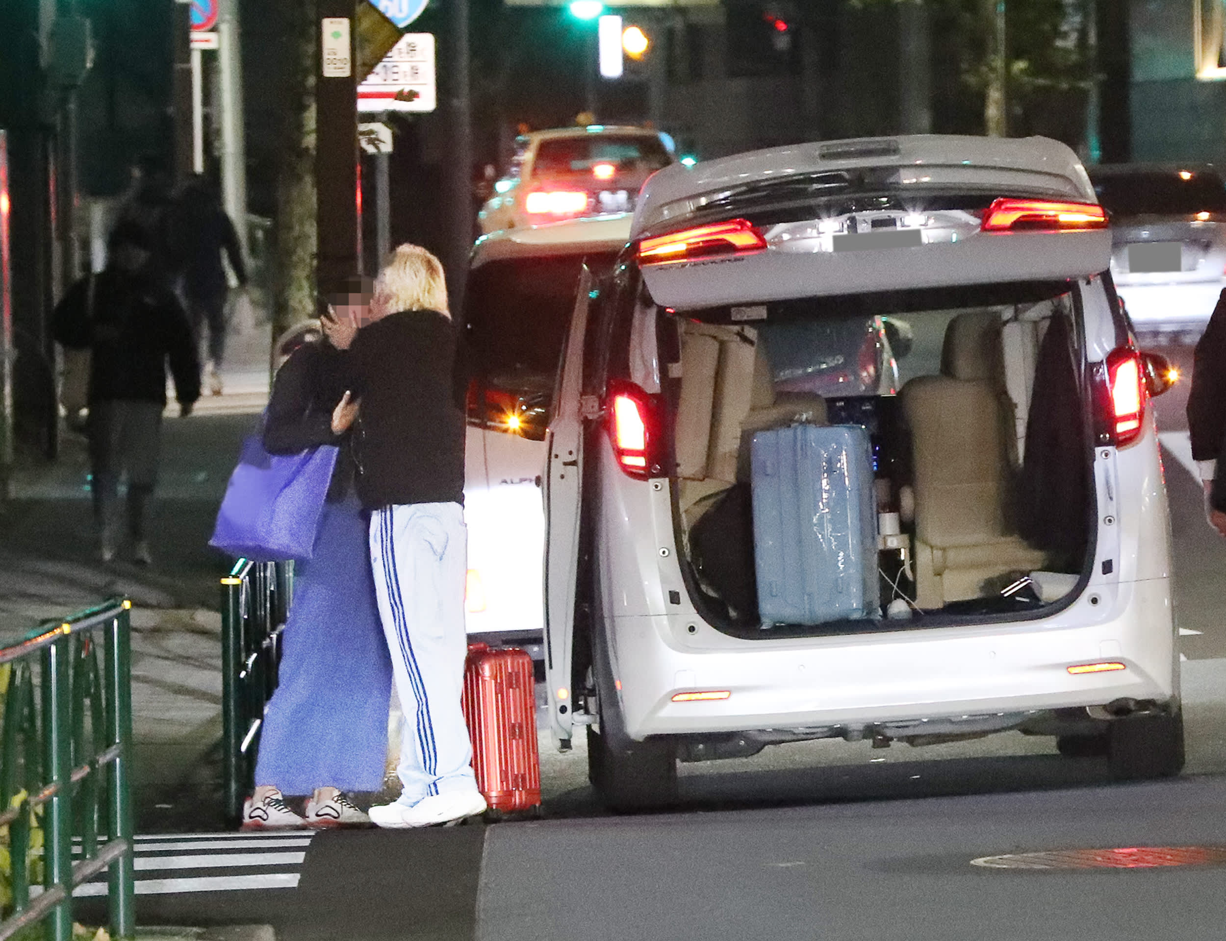 【全文公開】スクープ！既婚者のはずが…『STARTO』福田社長 二回り年下美女と｢路上連続キス」