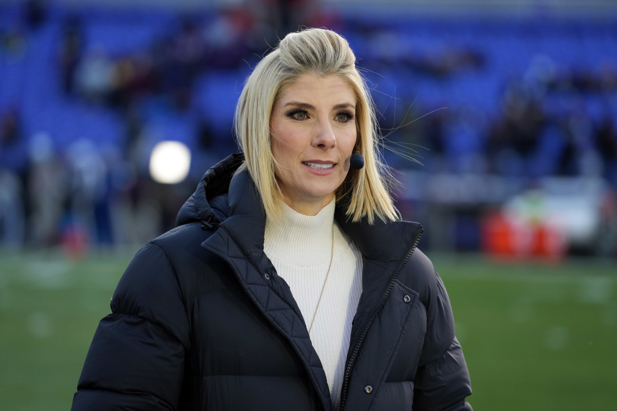 Joe Buck's former NFL cheerleader wife is working Sunday