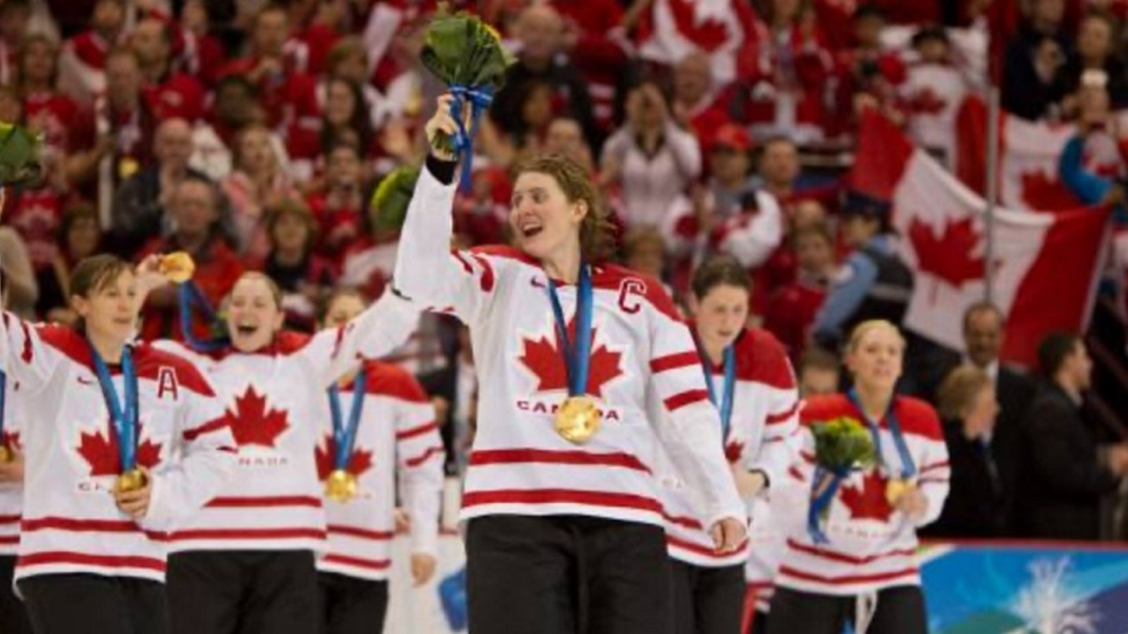 Hayley Wickenheiser calls out Canadian fans booing American anthem.