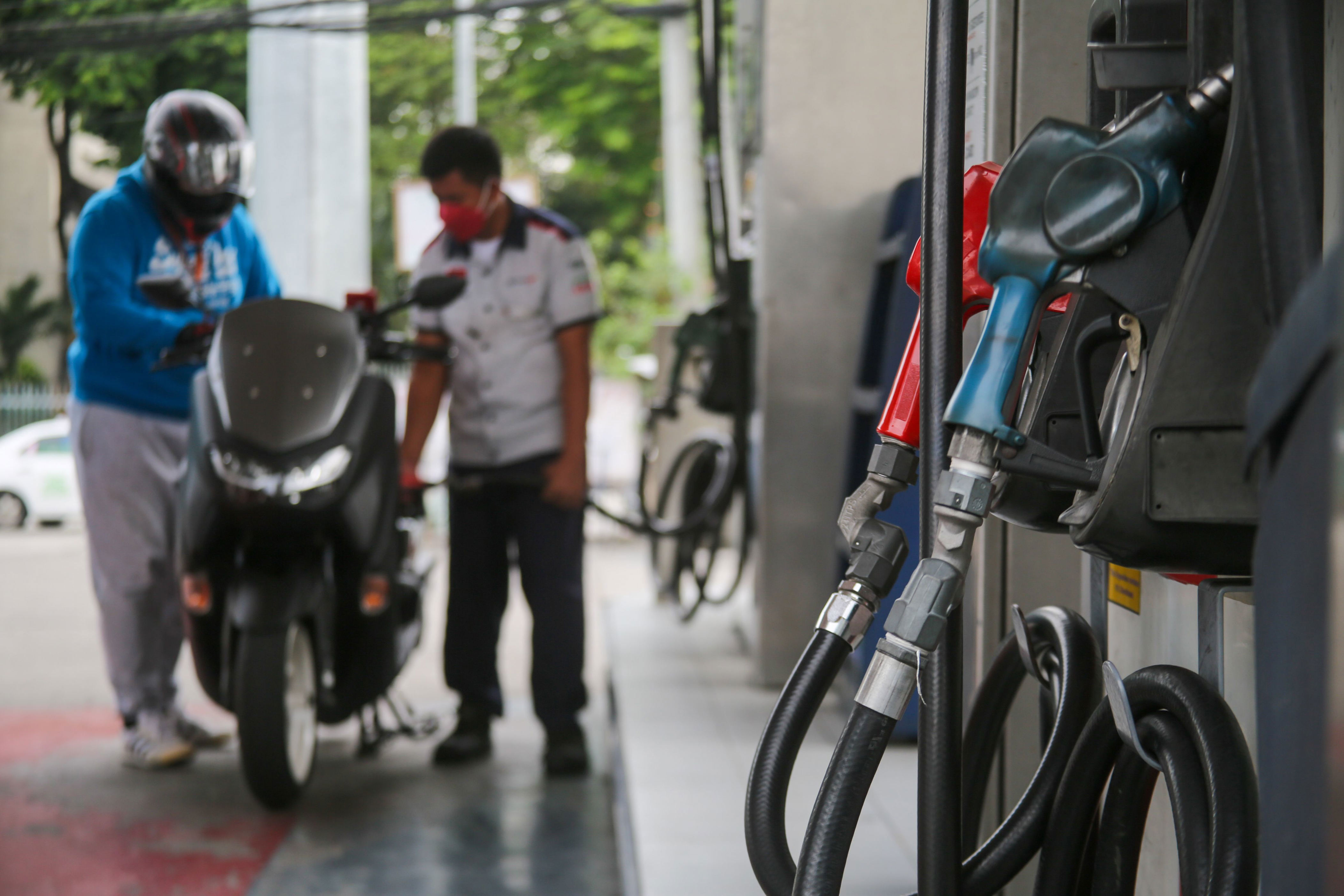 Mixed fuel price movement: Gasoline up, diesel down in early February