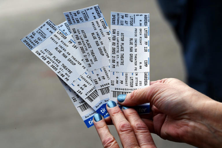 Fans give teary standing ovation during Blue Man Group’s final hometown ...