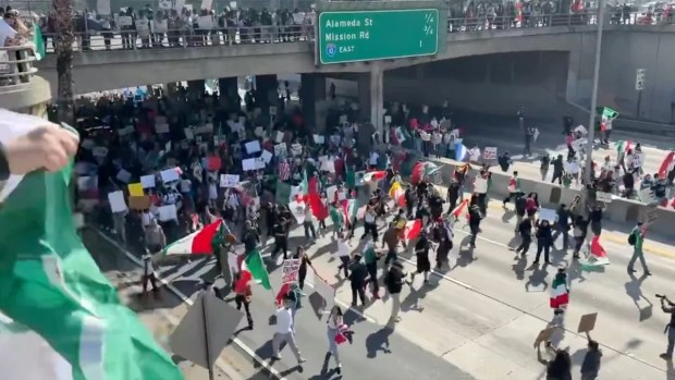 Anti-ICE Protestors Shut Down Los Angeles 101 Freeway Over Trump ...