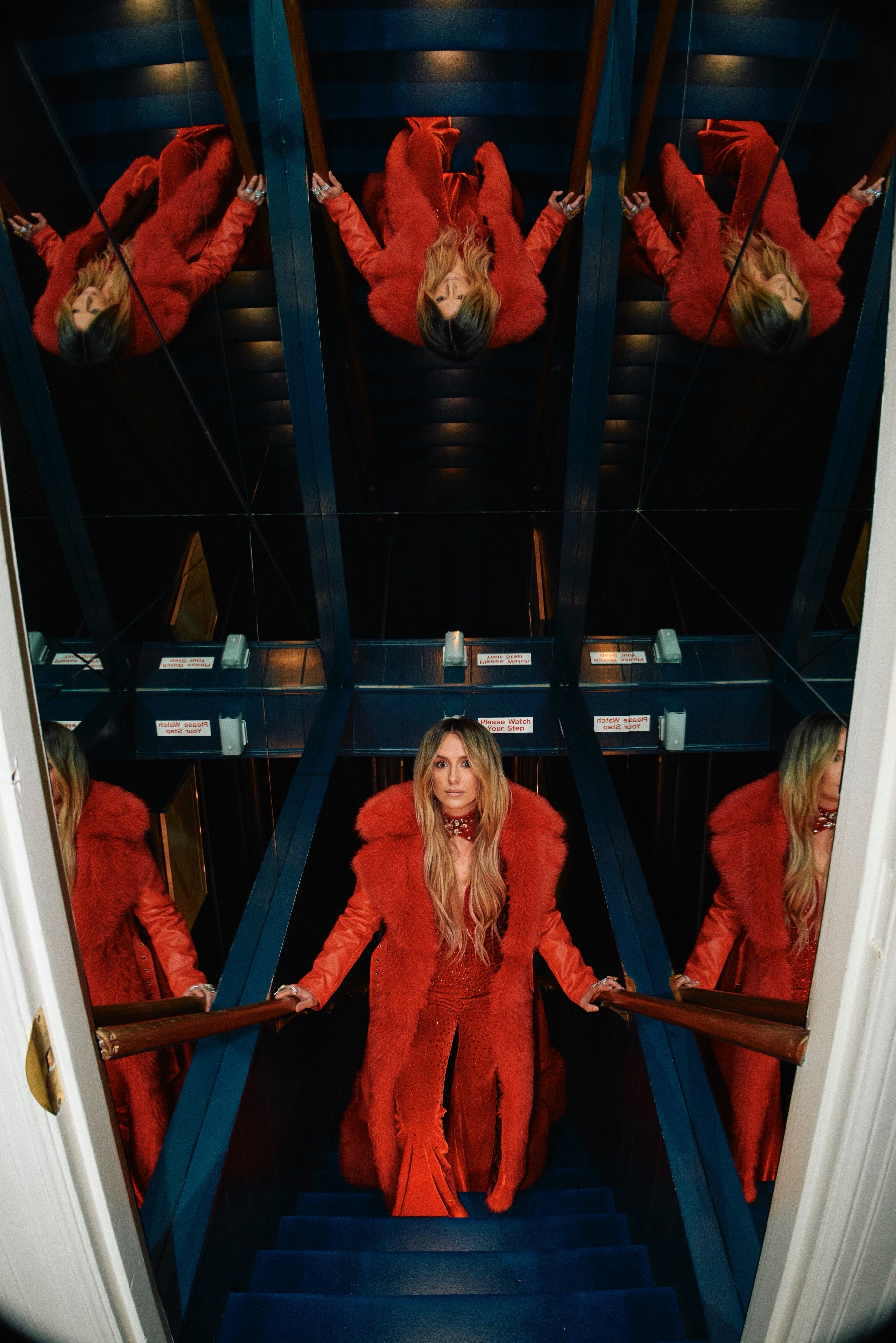 Lainey Wilson Traded In Her Signature Bell Bottoms For a Fitted Tux at ...