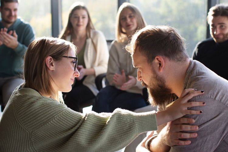 Praktikkan 7 Tips Ini untuk Meningkatkan Rasa Empati Anda dan Membantu ...