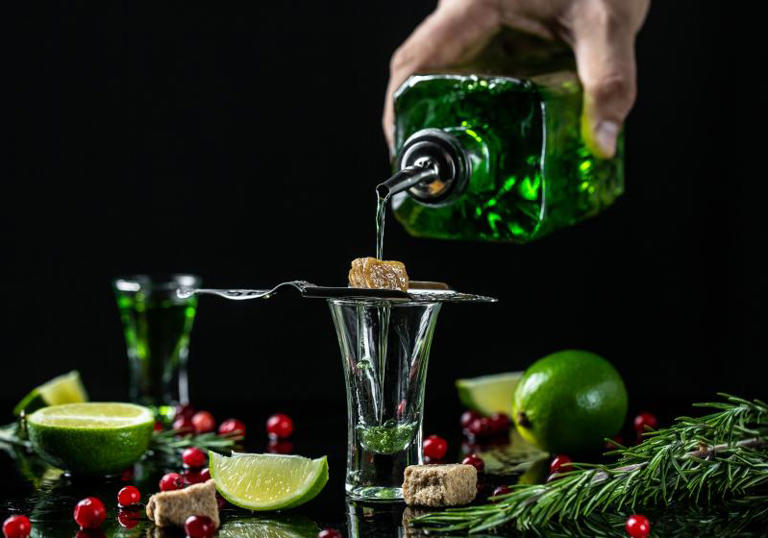 Absint aneb Zakázané kouzlo zelené víly: Pravda a legendy kolem ...