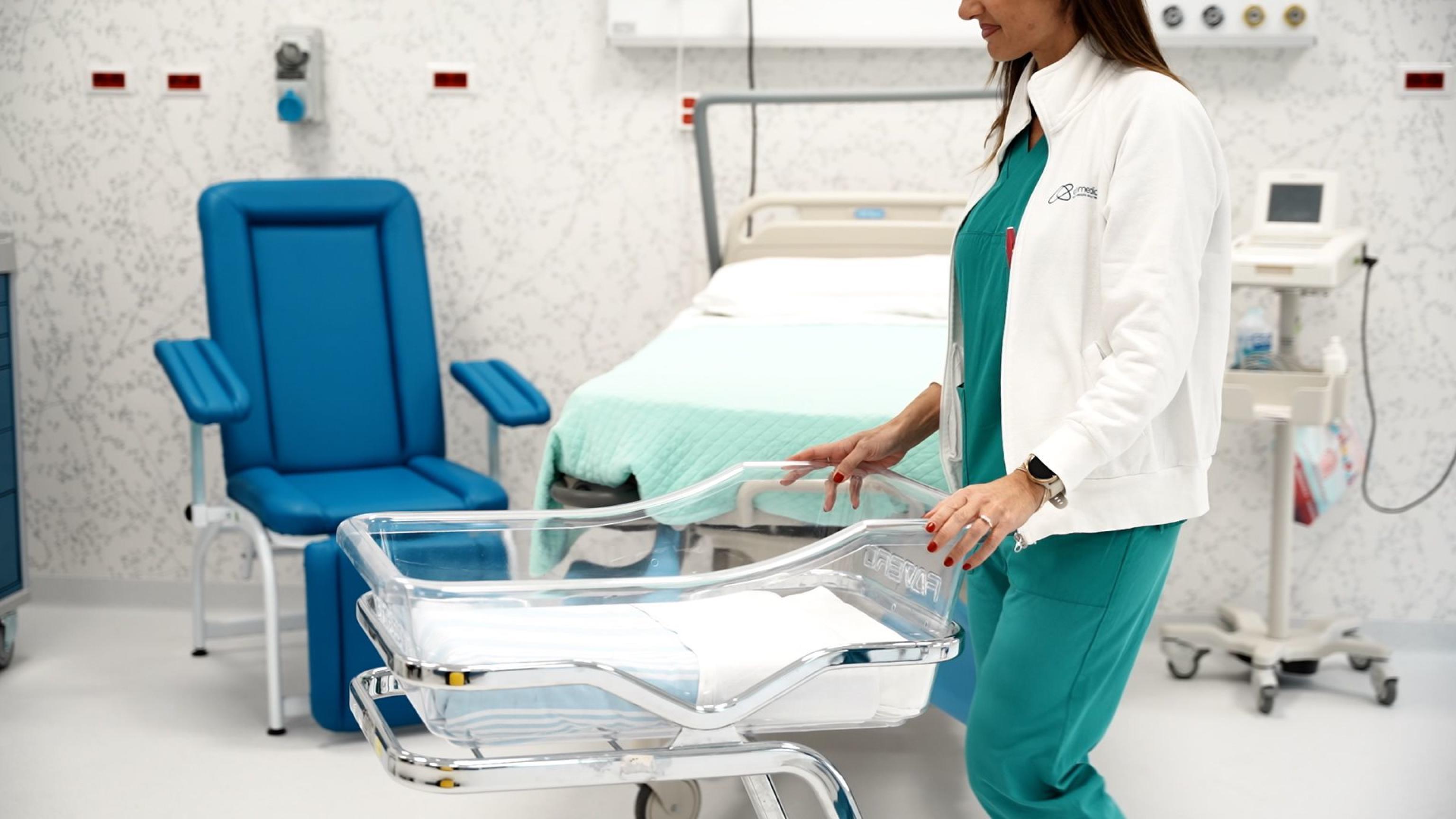 Partorisce in bagno da sola mentre in casa guardano la tv