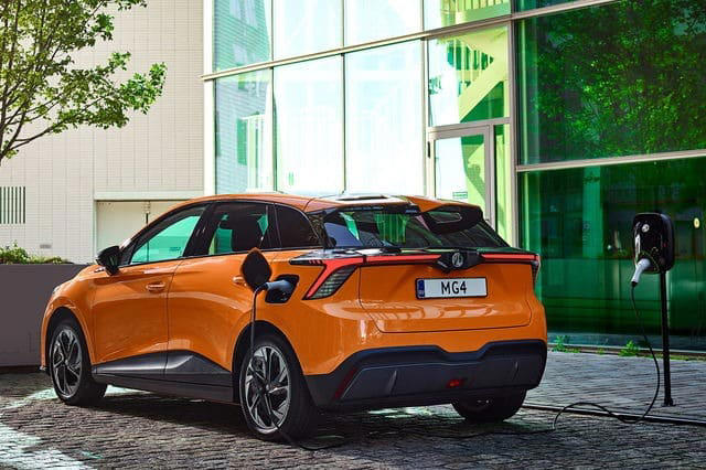 MG 4 2025; prezzo, foto, dimensioni, interni