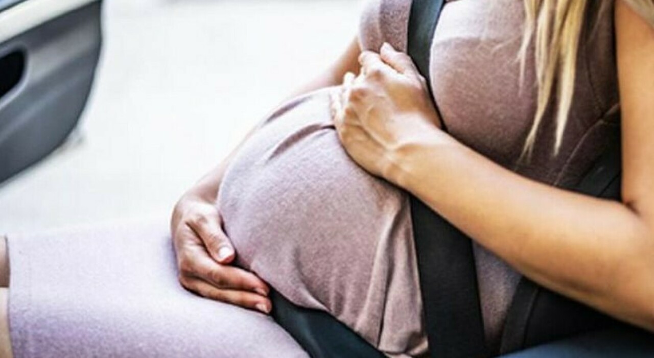 Mamma Laura partorisce in casa mentre gli altri figli guardano la tv ...
