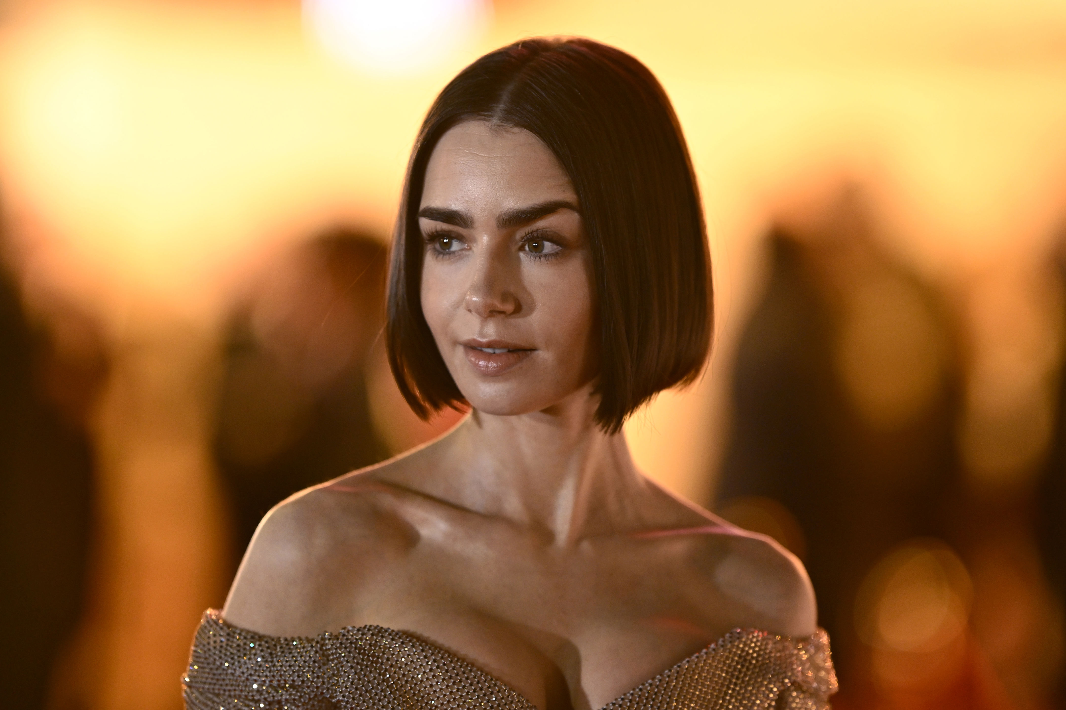Lily Collins - "Une bourge qui exploite une pauvre", "Elle a acheté son bébé comme un sac de ...