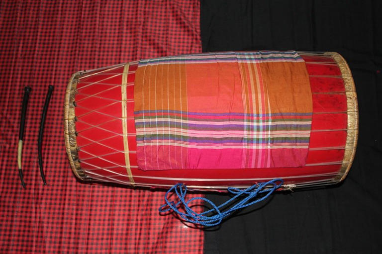 21 Contoh Alat Musik Ritmis dan Cara Memainkannya