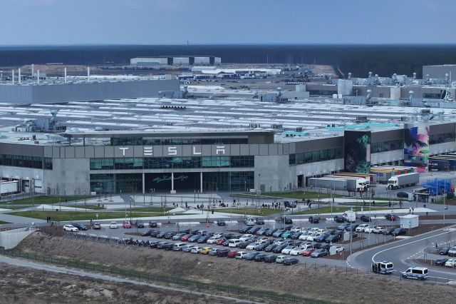 Video of Tesla Semi mega-factory construction sparks buzz online: 'The ...