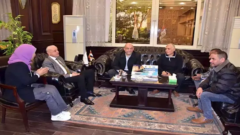 محافظ الأقصر يستقبل مسؤولاً من هيئة المساحة لمراجعة دليل أملاك الدولة