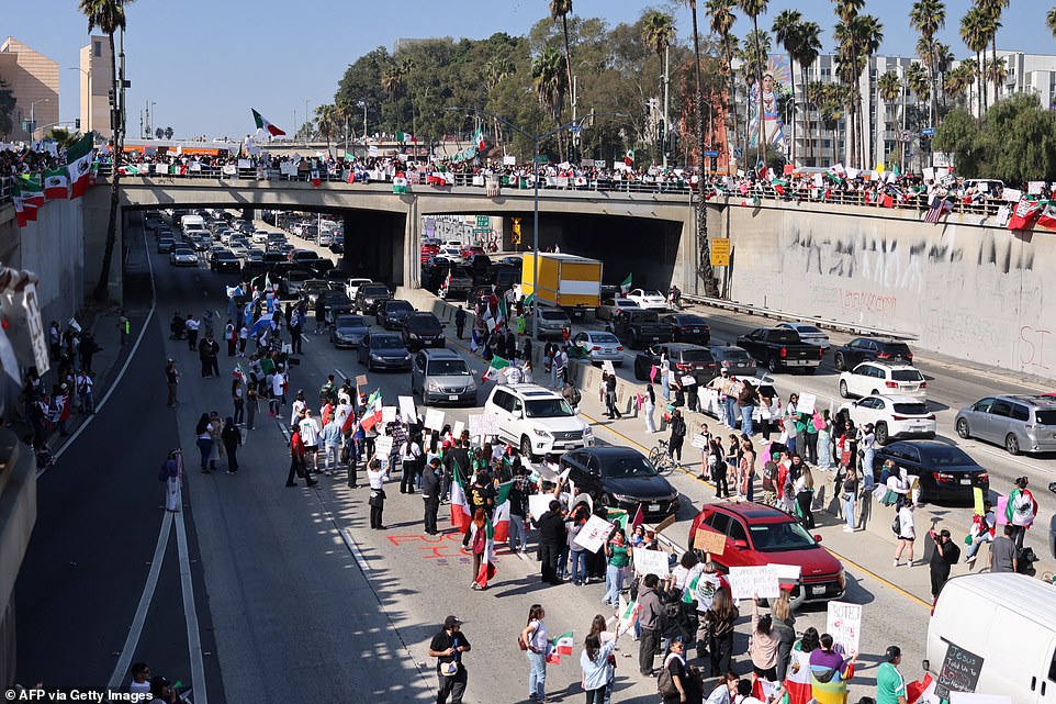 LA freeway swarmed with Anti-Trump protesters with cops in riot gear