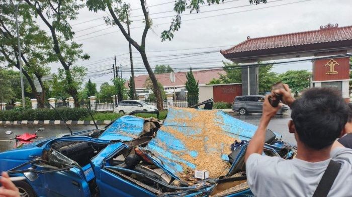 Isuzu Panther Biru Gepeng di Tengah Jalan, Atap Ambles Bentrok Dengan ...