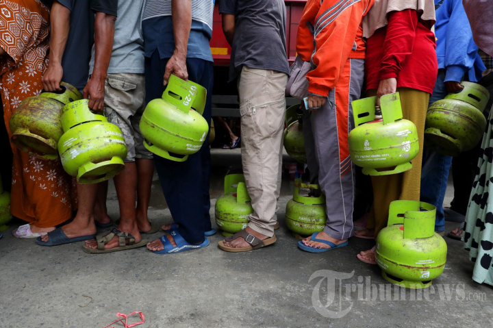 Warga Antre Beli Gas Elpiji 3 Kg