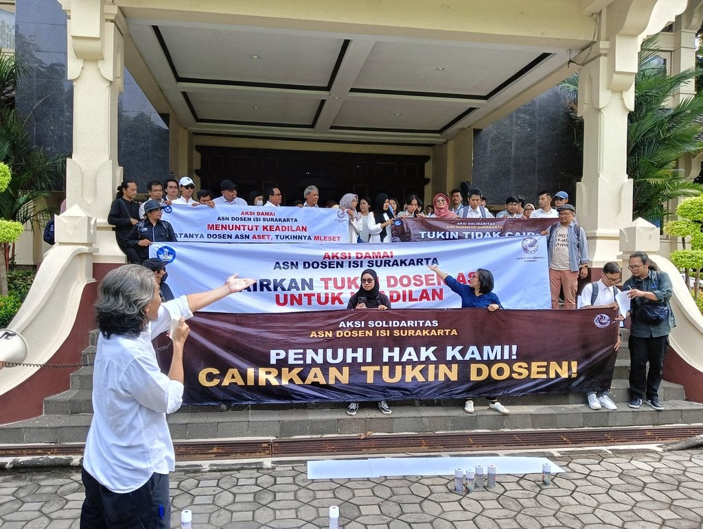 4 Tahun Tukin Tak Turun, Puluhan Dosen ISI Solo Gelar Demo