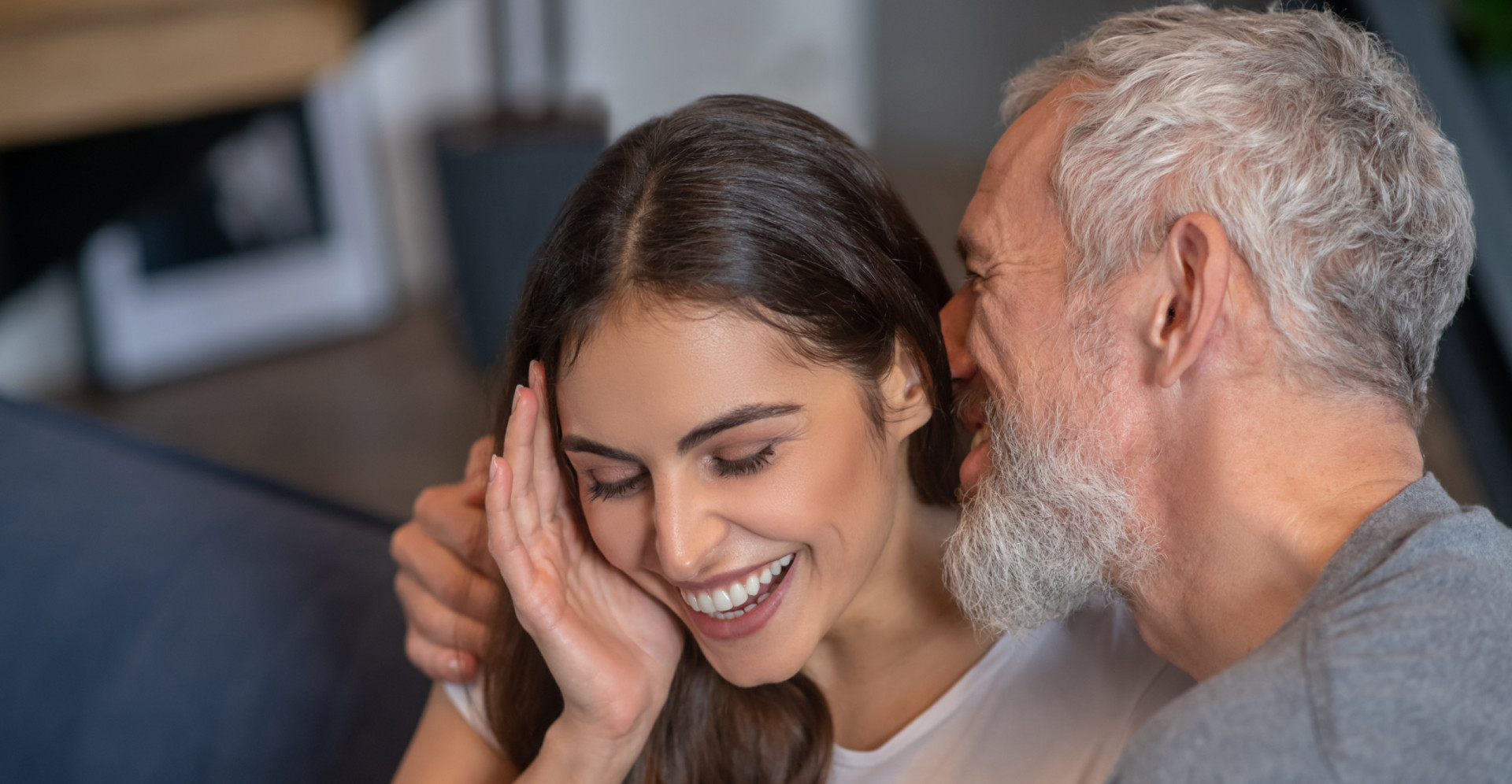 Différence d’âge en amour : surmonter les jugements et défis quotidiens